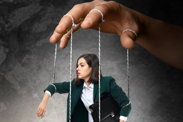 Cómo detectar a un manipulador emocional: tres señales de alerta para ...